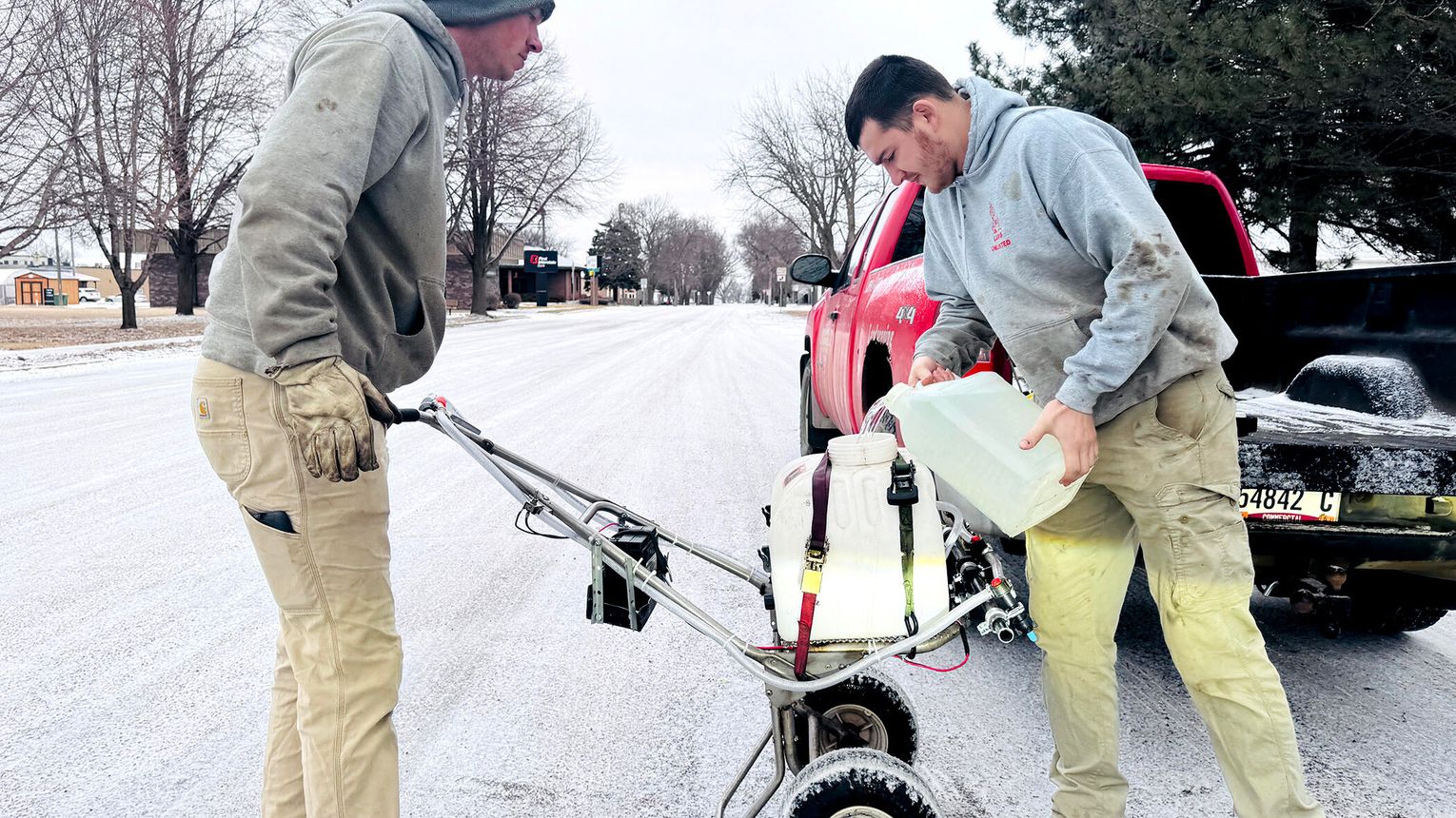 PHOTO OF THE DAY: ICY WORK