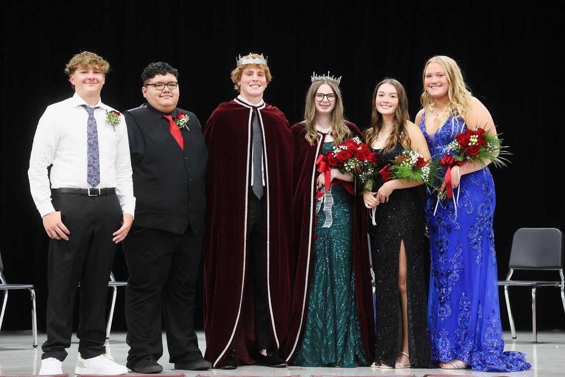 PHOTO OF THE DAY: KING, QUEEN, COURT