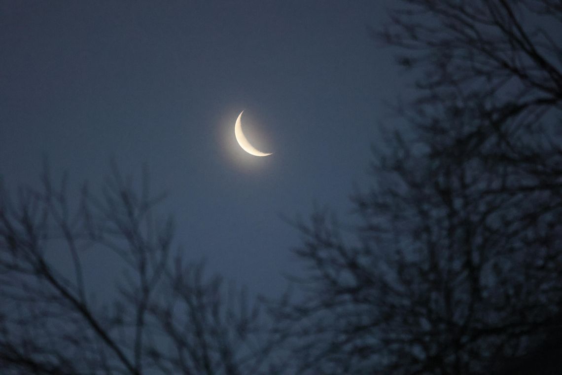 PHOTO OF THE DAY: MONDAY MORNING MOON