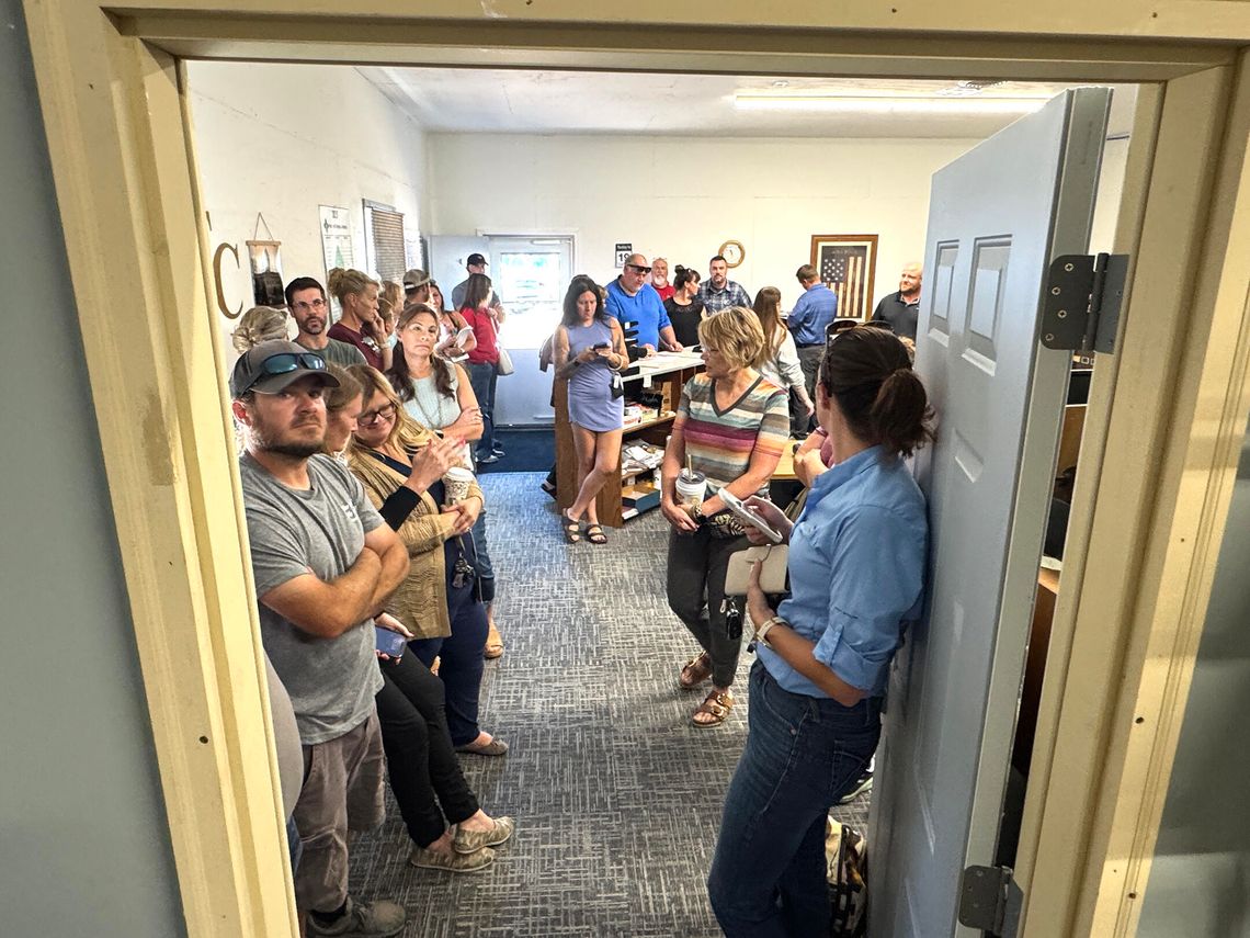 PHOTO OF THE DAY: STANDING ROOM ONLY